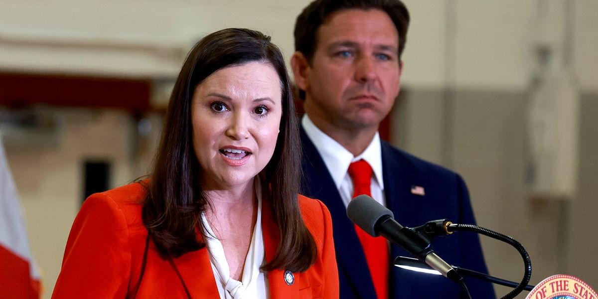 Le gouverneur de Floride, Ron DeSantis, nomme Ashley Moody pour ...