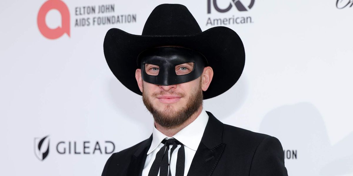 Orville Peck laisse les fans se cacher derrière le masque dans de ...